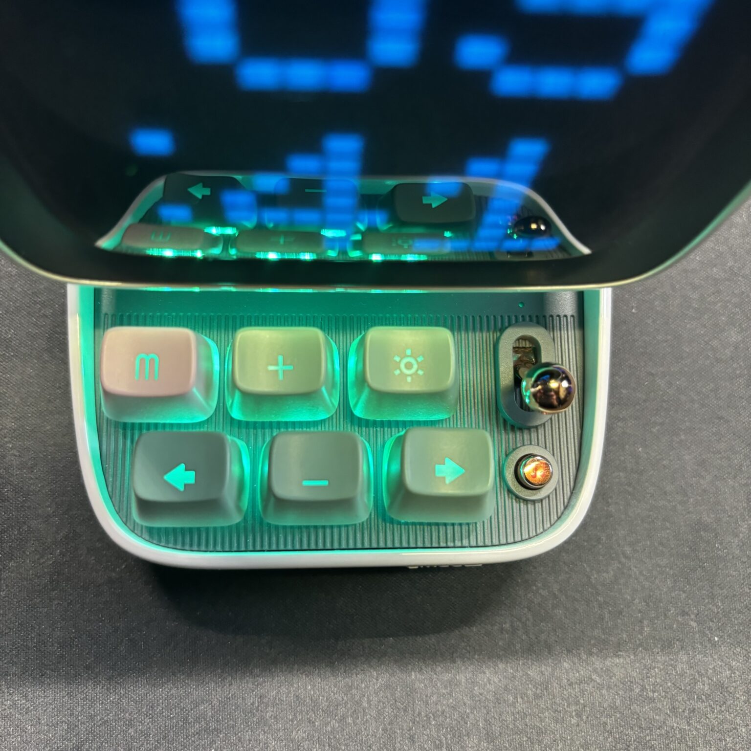 【Divoom Ditoo-Pro】徹底レビュー！レトロデザインの高機能Bluetoothスピーカー | ホワイトデバイス